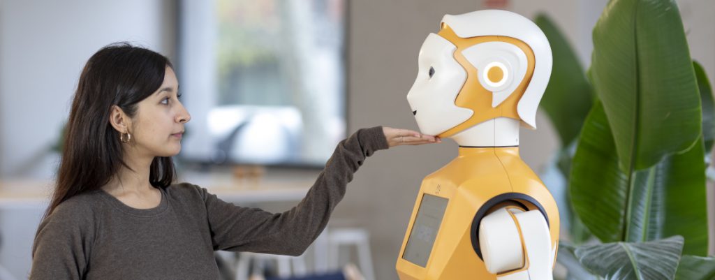 PAL Robotics’ Social robot ARI in user pilots at Clinica Humana – SHAPES H2020